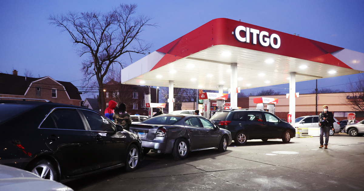 Chicago businessman's gas giveaway brings hourslong waits and traffic jams