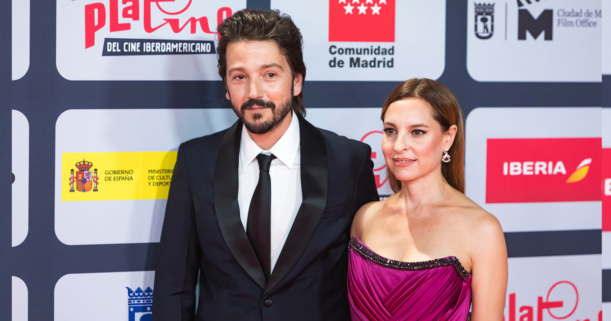 Diego Luna y Marina de Tavira muestran su amor, comiéndose a besos