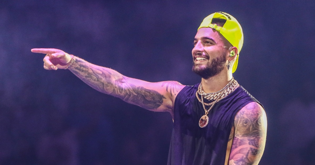 Maluma muestra parte de su retaguardia en sexy imagen semidesnudo
