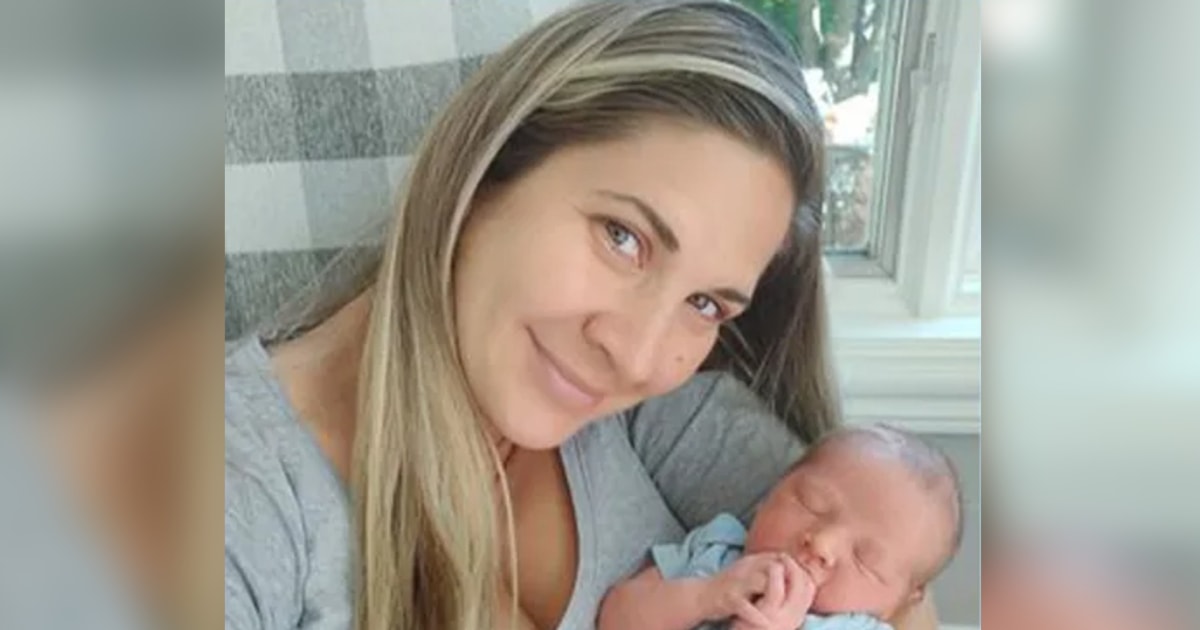 Una mujer da a luz a su bebé al costado de una carretera mientras sus ...