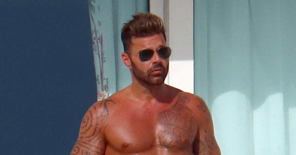 Ricky Martin sale, sin camisa, a tomar el sol en el balcón de su hotel ...