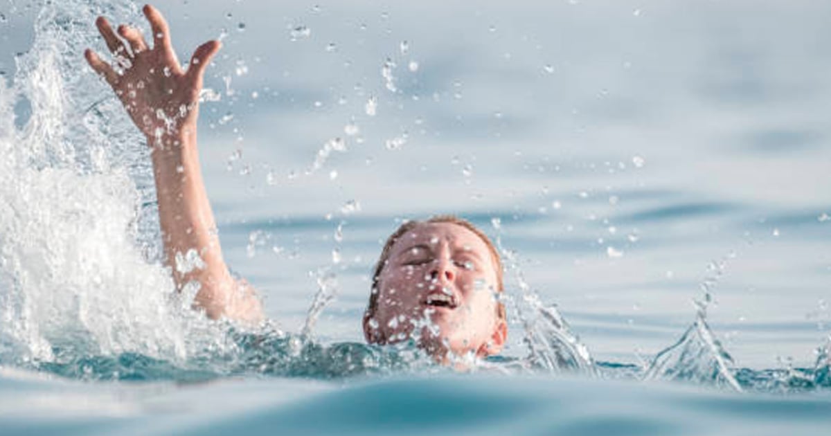 Agente salva a mujer que se estaba ahogando en playa de Florida