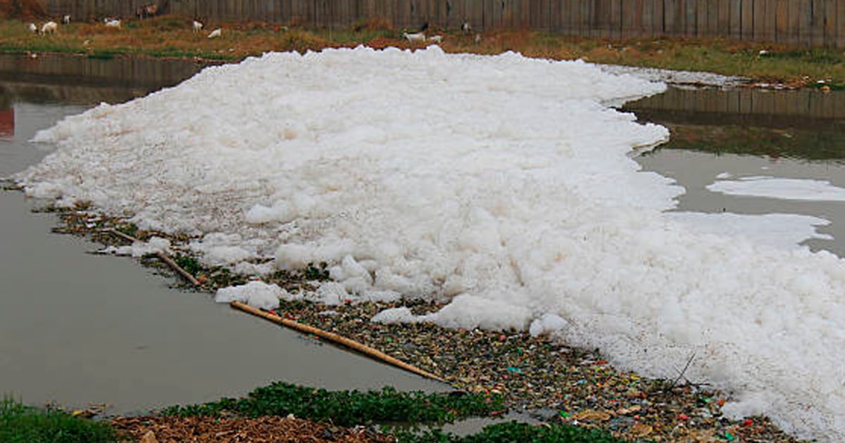 Gigantesca ola de espuma tóxica envuelve casas en Colombia