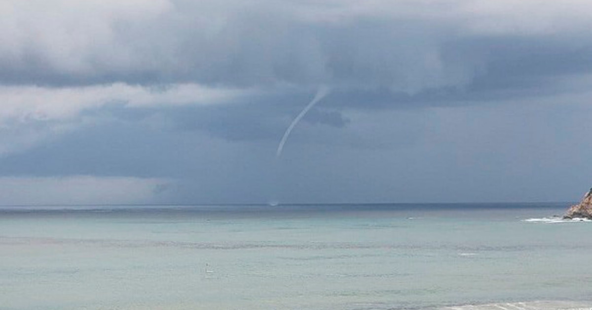 Captan una enorme tromba marina provocada por tormenta tropical