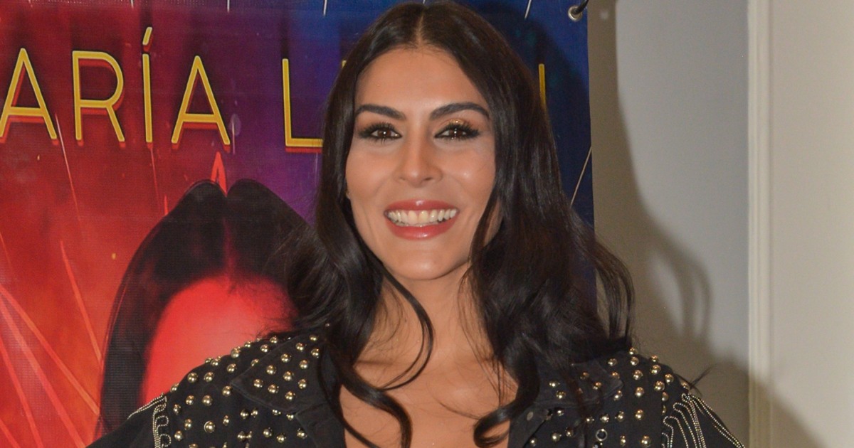 María León sube a fan al escenario y le dedica canción a su exnovio