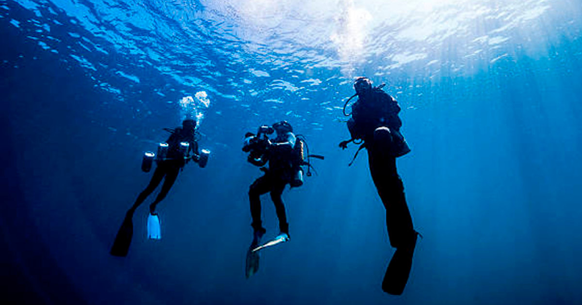 Como Aquaman: buzo rompe récord a casi 400 pies bajo el mar