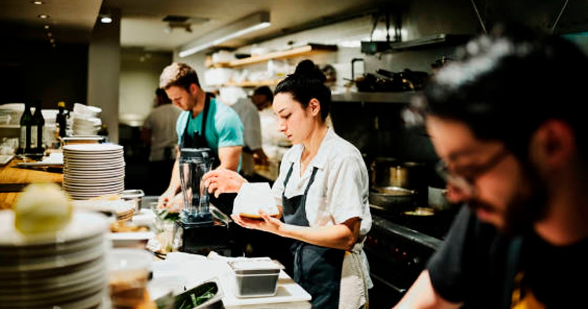 Empleados de "fast foods" en California podrían ganar $22 la hora