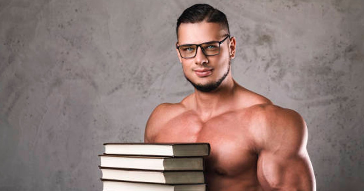 Director de primaria presume su cuerpo y es duramente criticado