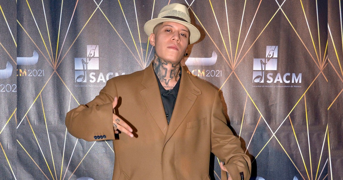 Santa Fe Klan enfurece al recibir botellazo en pleno concierto