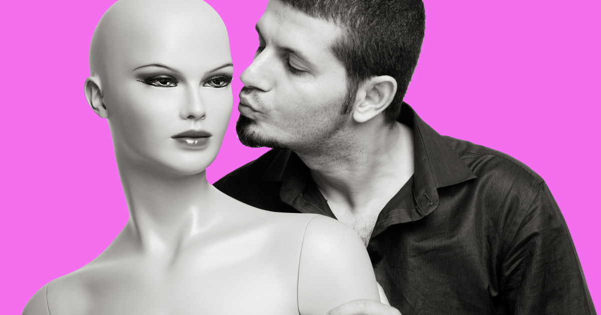Hombre comprometido con su muñeca la abandona por una mujer real