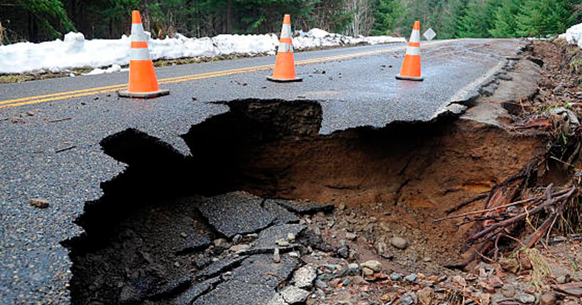 Socavones se tragan vehículos y a dos personas en Guatemala
