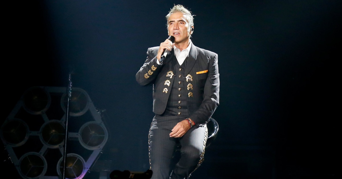 Alejandro Fernández patea un peluche de Dr. Simi en pleno concierto