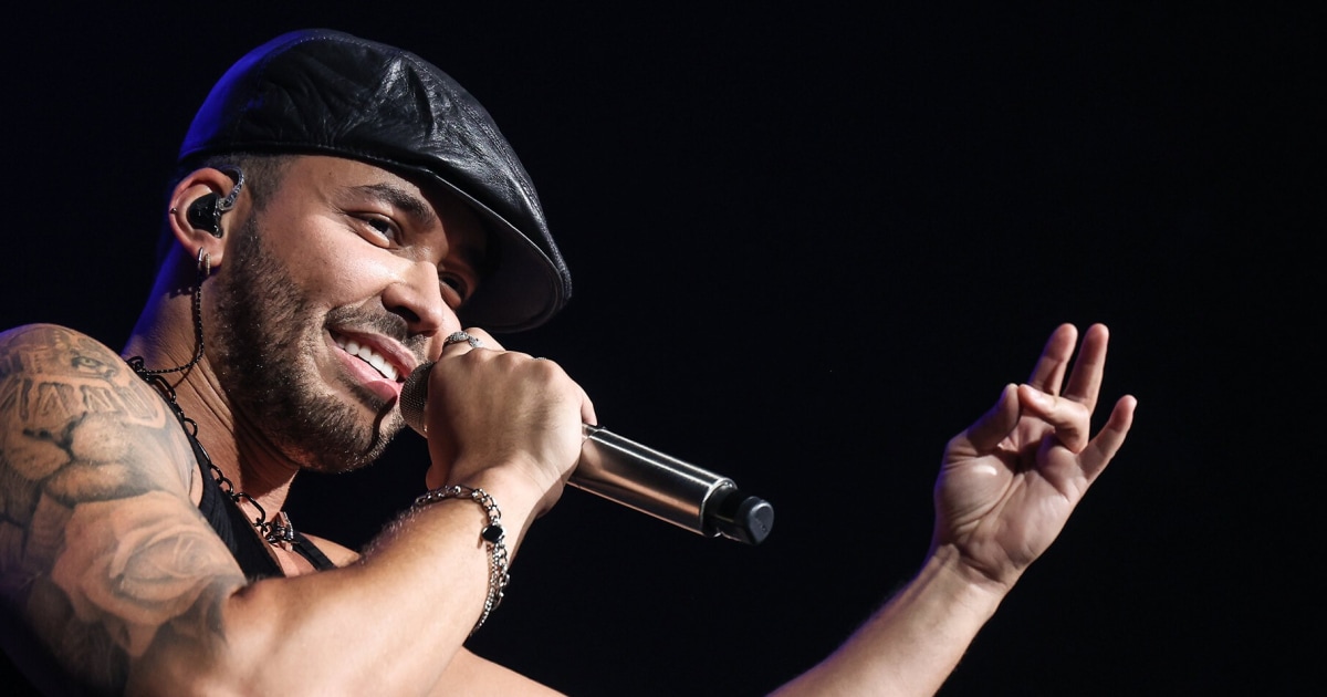 Prince Royce queda impactado cuando una fan le succiona el ombligo