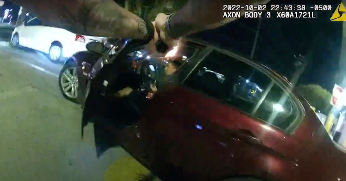 Arrestan al policía de Texas que baleó a Erik Cantu mientras comía en su auto. Enfrenta cargos ...