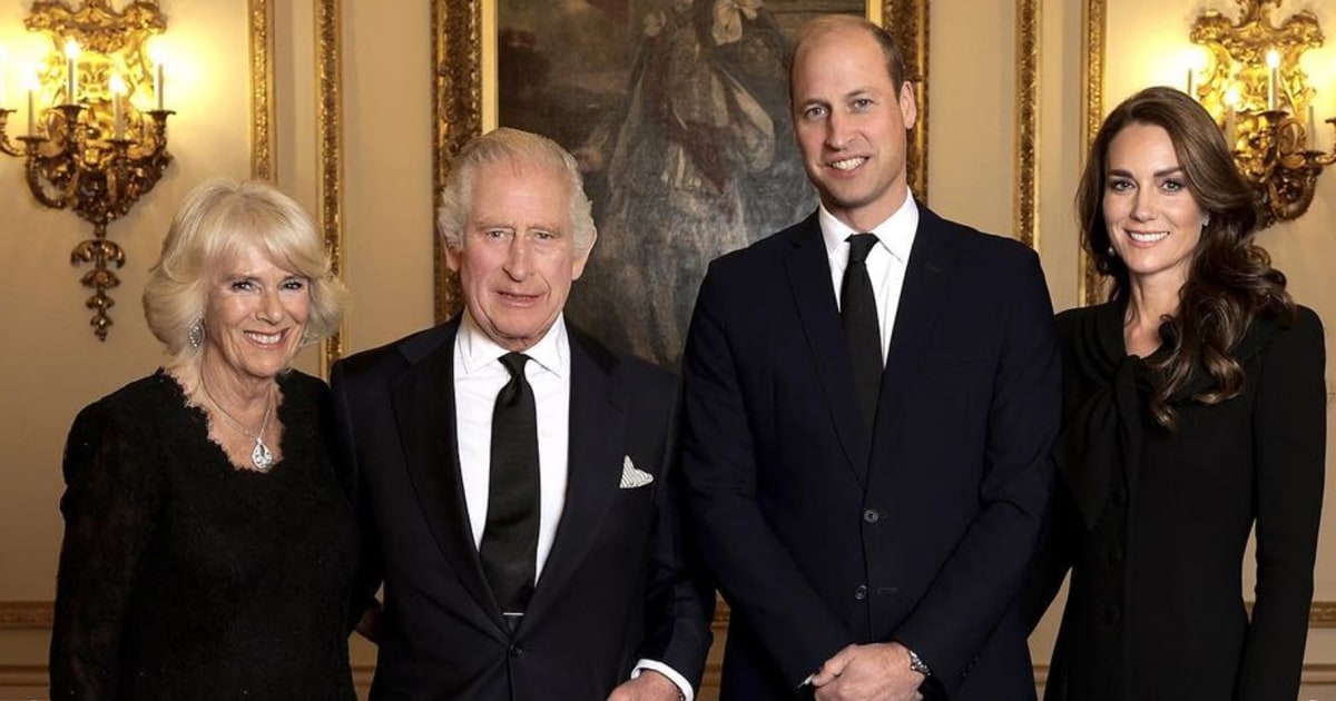 El rey Charles III y los príncipes de Gales posan por primera vez juntos