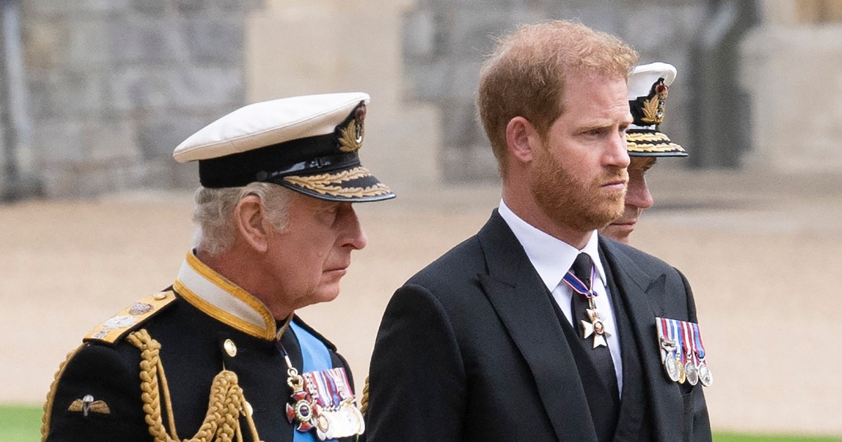 Rey Charles asume cargo militar de Harry tras anuncio de su libro