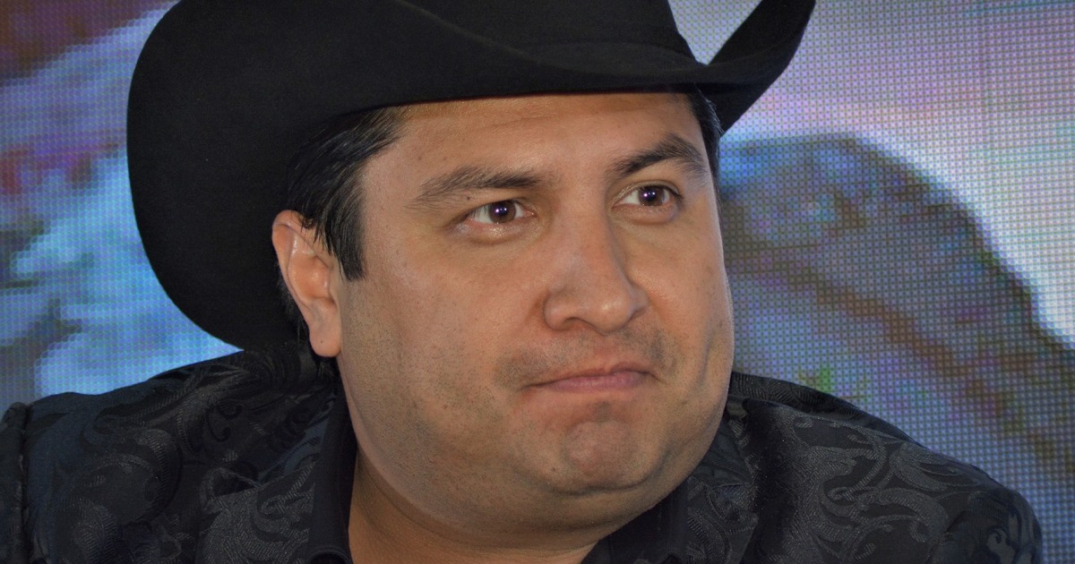 El cantante mexicano Julión Álvarez queda atrapado en medio de una ...