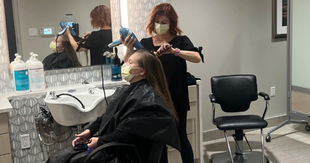 Madre abre salón de belleza dentro de un hospital