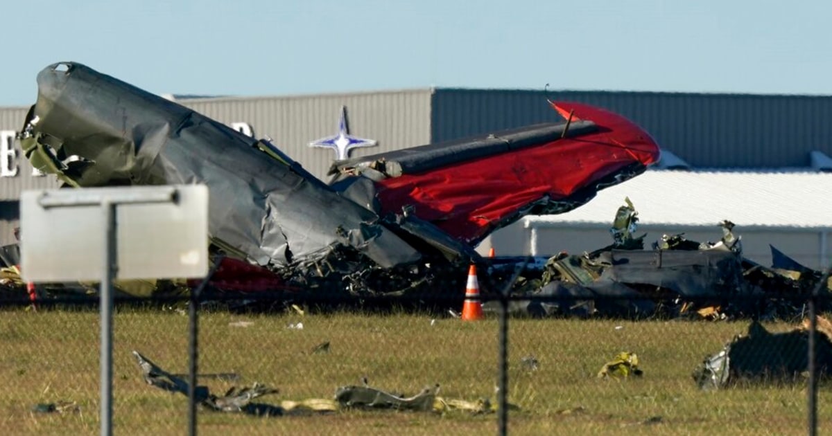 Seis personas mueren tras el choque de dos aviones históricos militares durante un espectáculo ...
