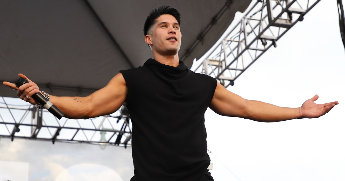 Trasladan a Chyno Miranda a clínica privada para rehabilitación