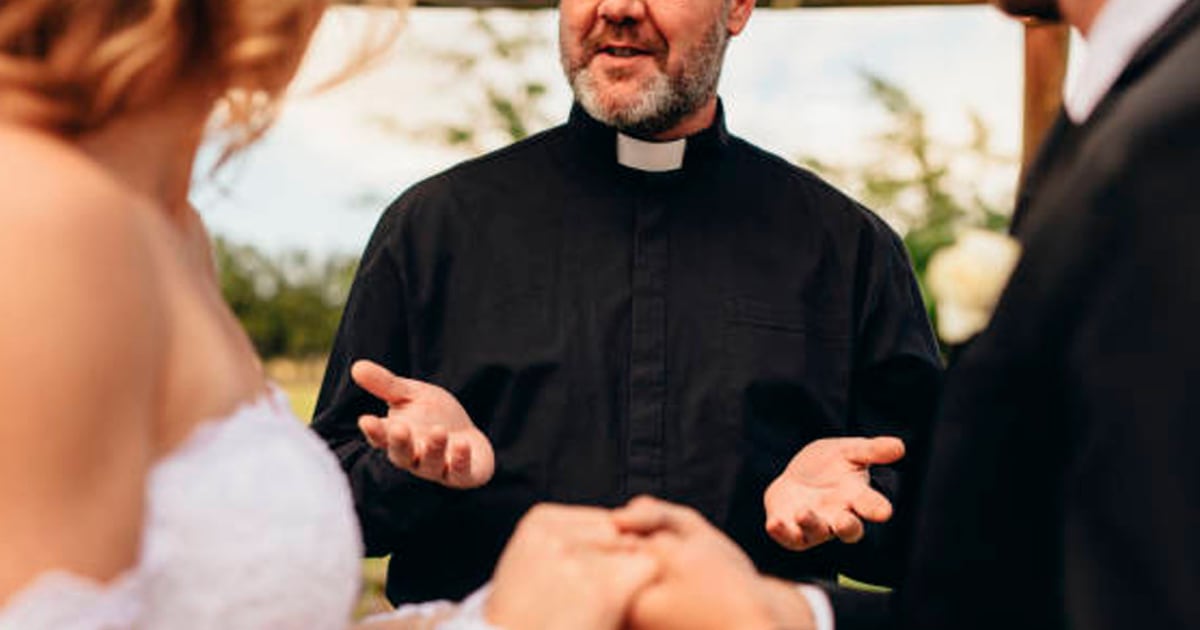 Sacerdote En La Boda