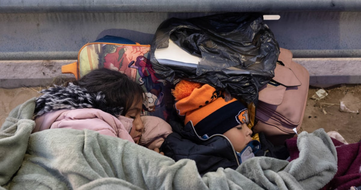 Las dramáticas imágenes de migrantes durmiendo bajo clima gélido a ...