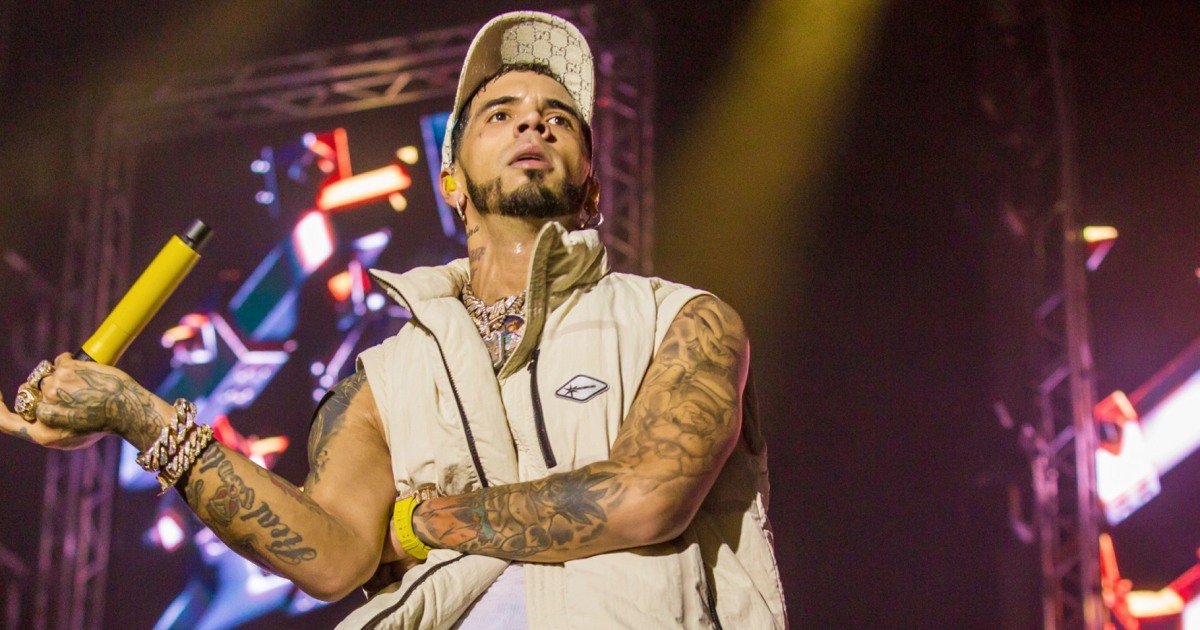 Anuel AA presume a su hijo Pablo y a su esposa Yailin en videoclip