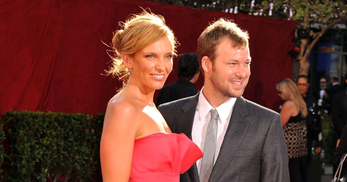 Toni Collette se separa de su esposo Dave Galafassi tras casi 20 años de matrimonio