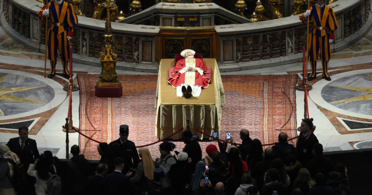 Abre la capilla ardiente de Benedicto XVI