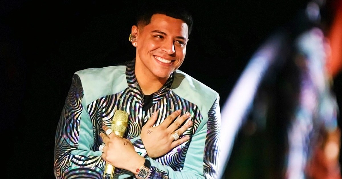 Eduin Caz reaparece con nariz nueva y un anuncio de Grupo Firme
