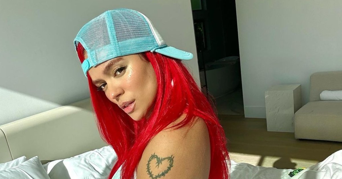 Karol G luce sus encantos desde la cama y usando un mini vestido