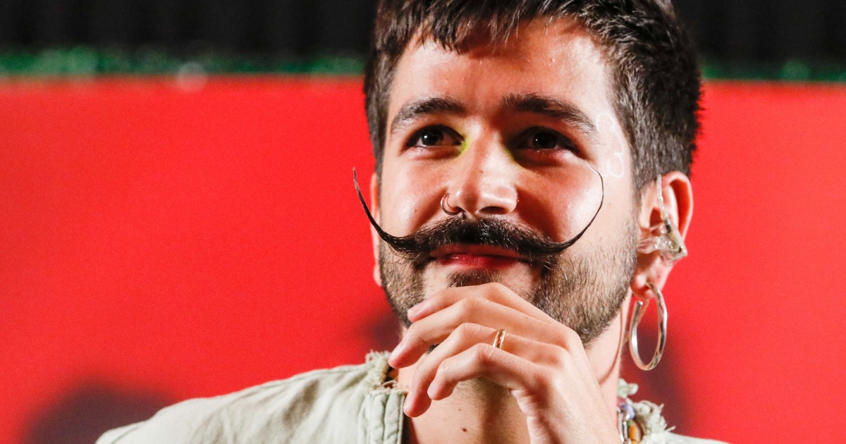 Camilo cumple sueño de fan sordomudo que quería sentir "su voz"