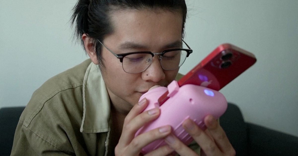 Crean una máquina para dar besos que se usa con el teléfono móvil