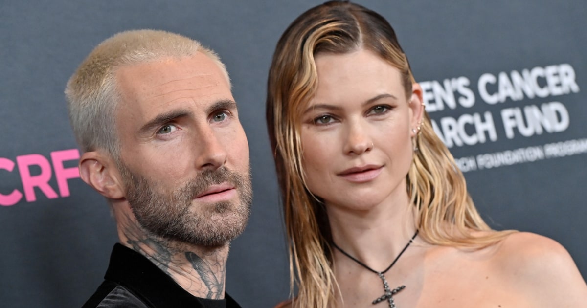 Behati Prinsloo enseña imagen de su tercer bebé con Adam Levine