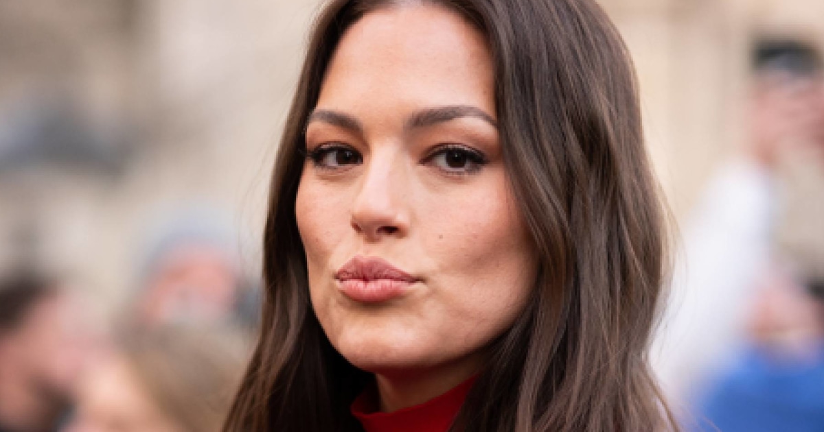 Ashley Graham se quita la ropa para bañarse en “oro”