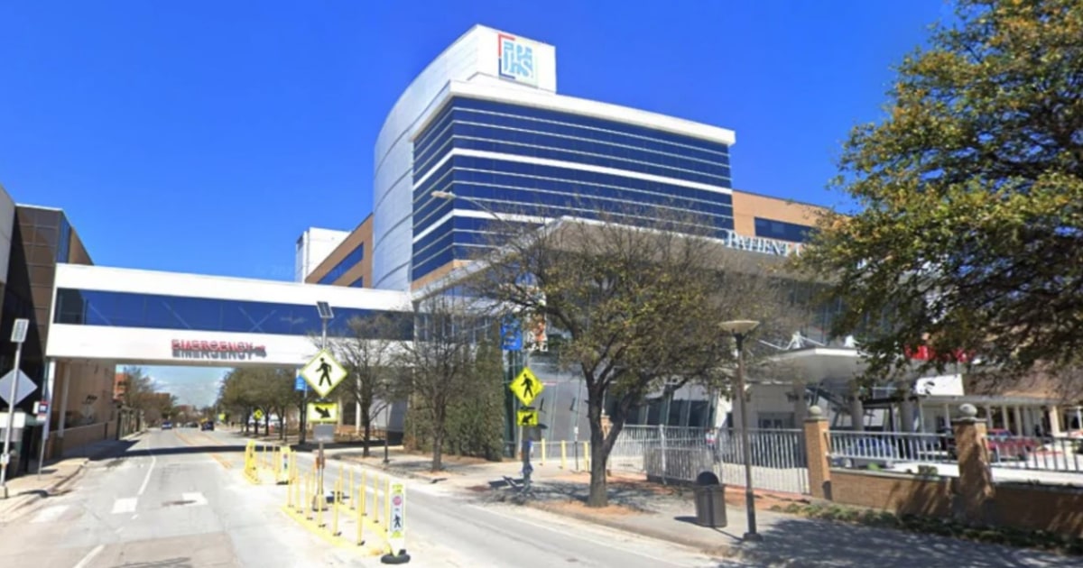 Acusan de asesinato a una mujer de Texas que golpeó en el estómago a ...