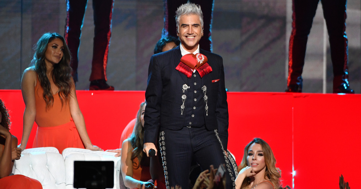 Alejandro Fernández abre escuela de música para niños sin hogar