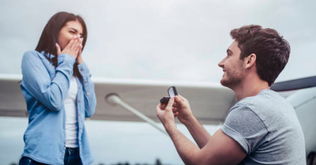 Hombre pide matrimonio a su novia en pleno vuelo con ayuda de aerolínea