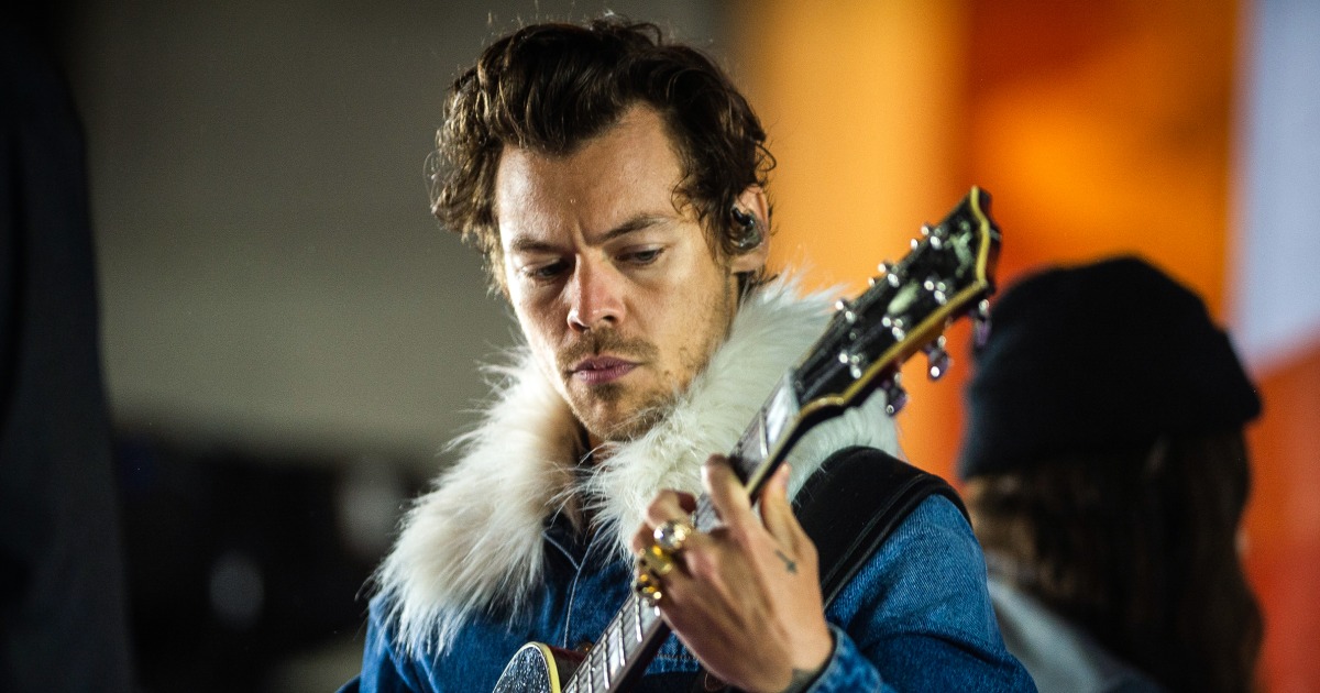 Harry Styles appears to get hit in the face with an object in latest ...