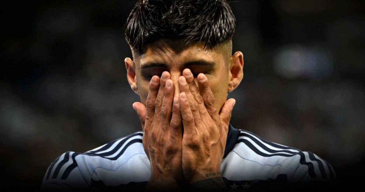 Alan Pulido hace un Zidane y arruina su reencuentro con Chivas