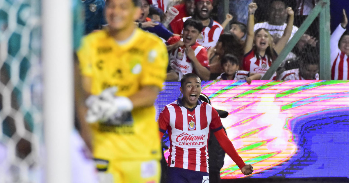 Tiene 17 años y anotó en su debut en Liga MX ¡con Chivas!