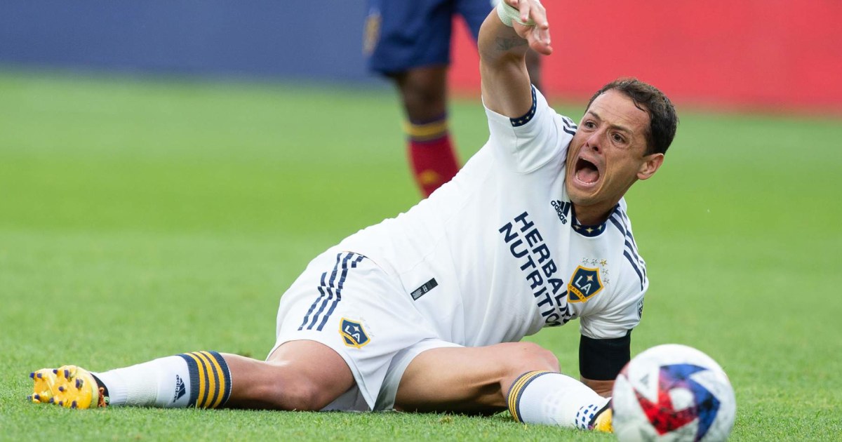 Javier Chicharito Hernández pelea contra la edad y su lesión