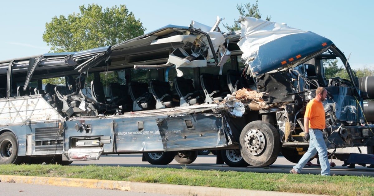 Al menos tres muertos y 14 heridos al chocar un autobús de Greyhound ...