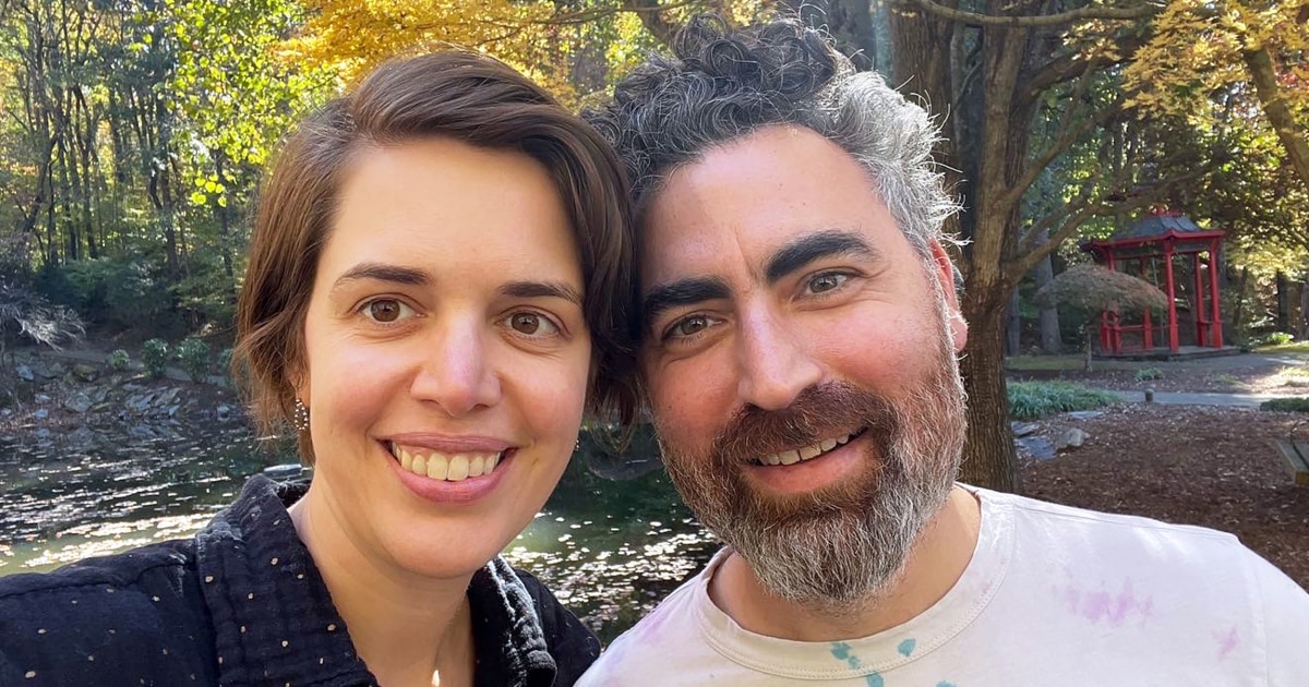 Le cuenta a su esposo de su síntoma incómodo: era cáncer de colon