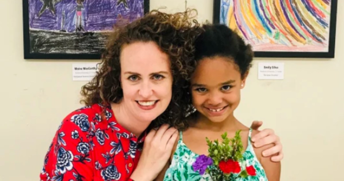 Una mujer blanca acusada de traficar a su hija birracial demanda por ...