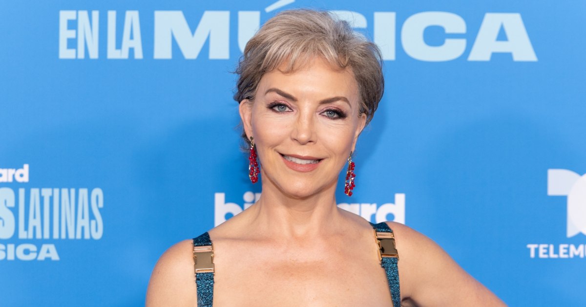 Laura Flores posa topless en su cumpleaños 60