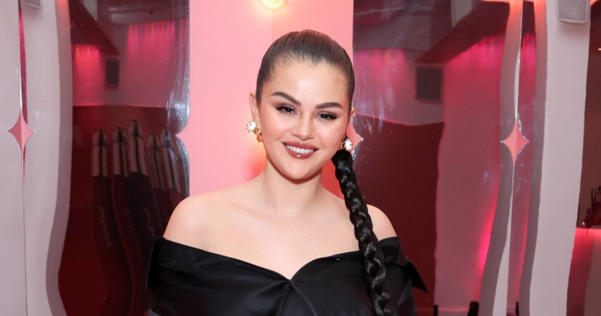 Selena Gomez se cubre solo con una toalla y come tacos en la cama