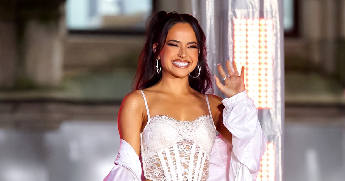 Becky G emociona a su abuelo al mostrarle su nueva canción