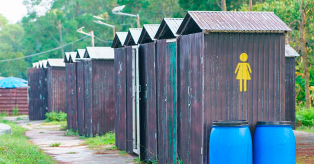 Rescatan mujer atrapada en letrina al querer recuperar su Apple Watch