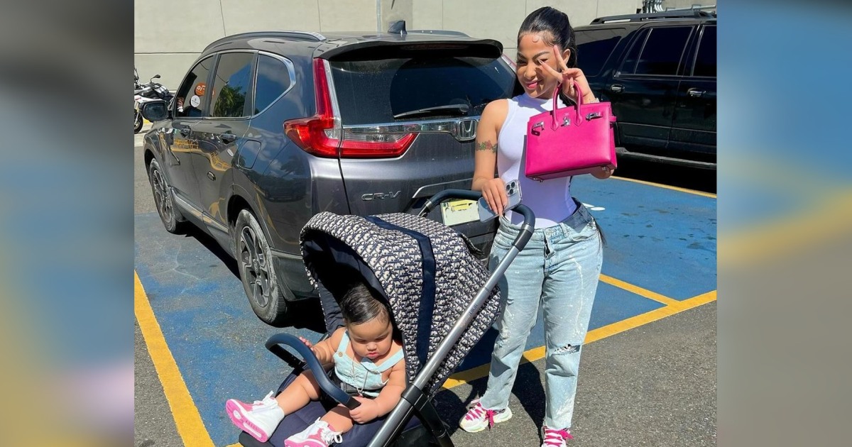 Cattleya, hija de Yailin, posa para sus primeras fotos navideñas